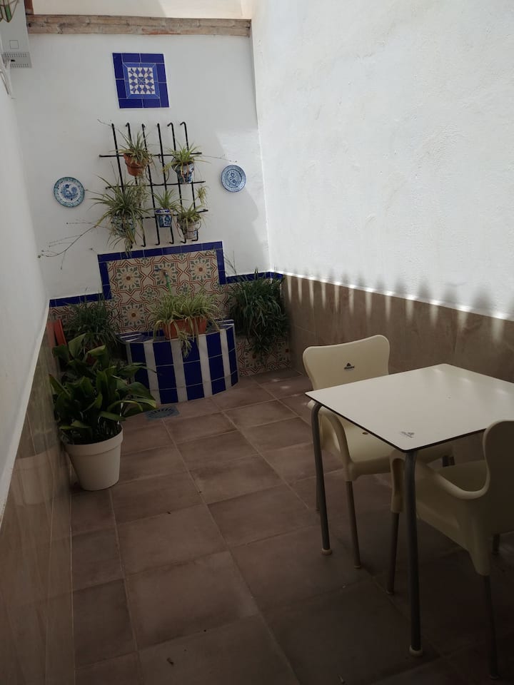 Bonito Y Amplio Apartamento Con Patio Privado ! - Alhambra