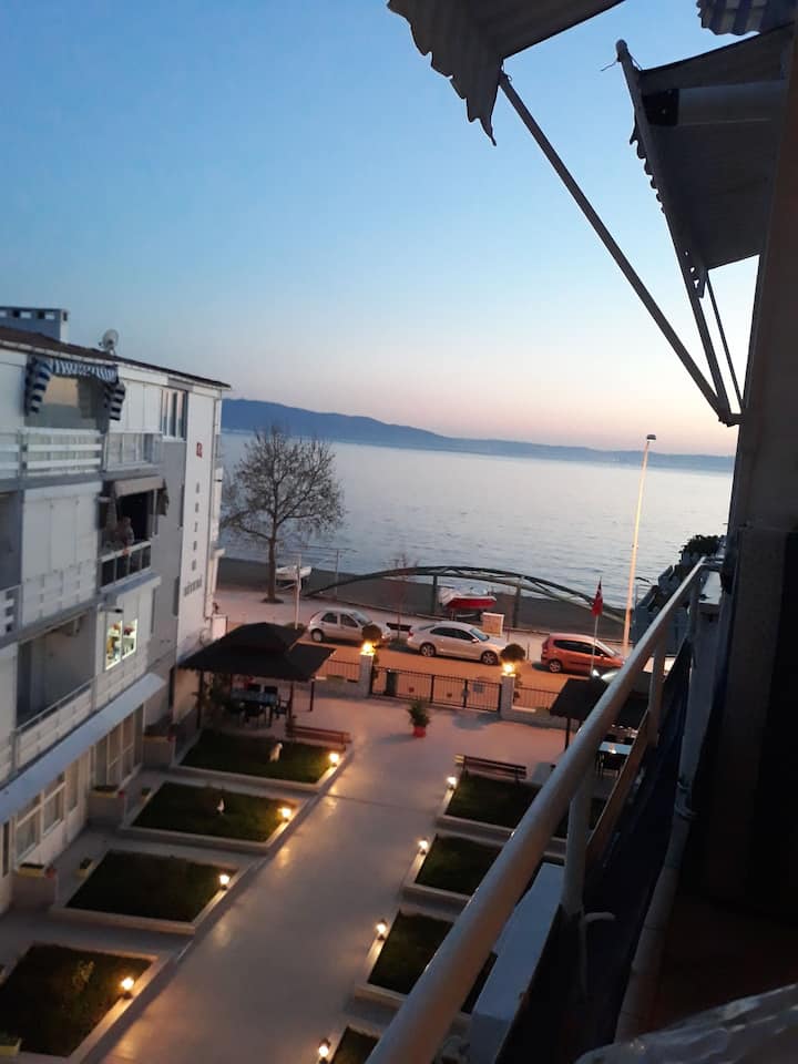 Denize Sıfır Site Içinde Balkonlu 1+1 Daire - Gemlik