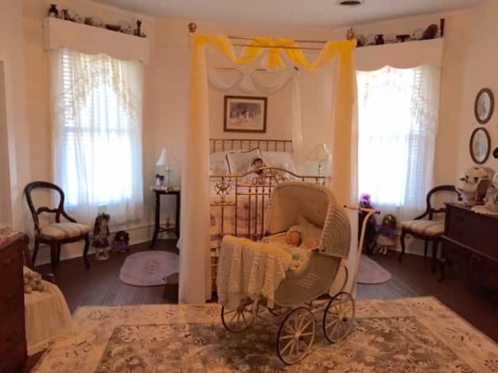 The Marshall House Of 1895 - Purple Room - Greenwood, SC