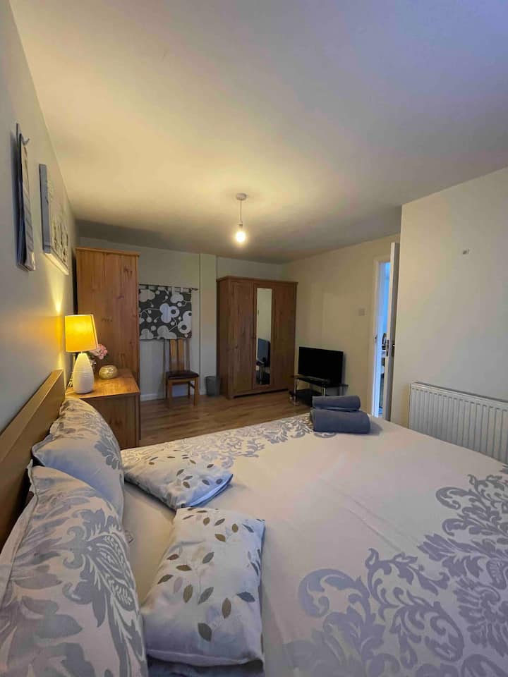 Spacious One Bedroom Guest House Near Heathrow - Hounslow