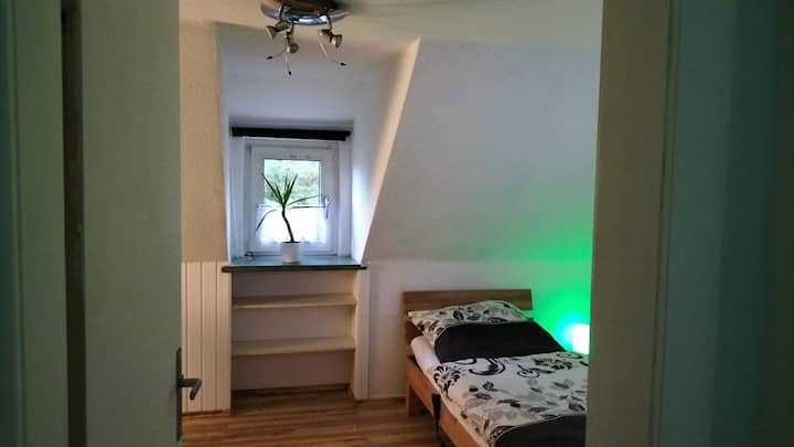 Schlafzimmer Mit 65 Zoll Smarttv - Wuppertal