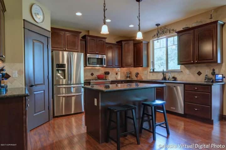 Large Modern Home On 1 Acre - Palmer, AK