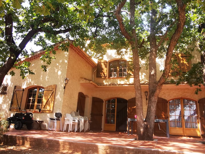 Villa Avec Piscine,  10/12 Personnes - Pierrefeu-du-Var
