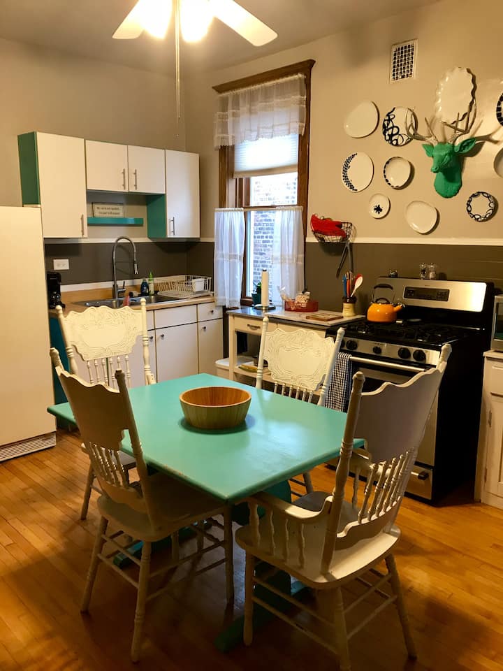 Ukrainian Village 3 Bedroom Apartment - Chicago, IL