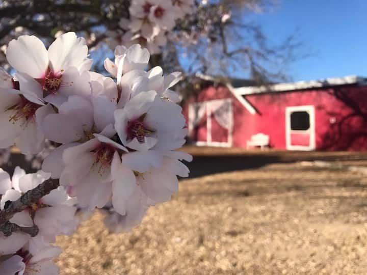 Flip Flop Ranch Heritage Farm Stay - Lucerne Valley, CA