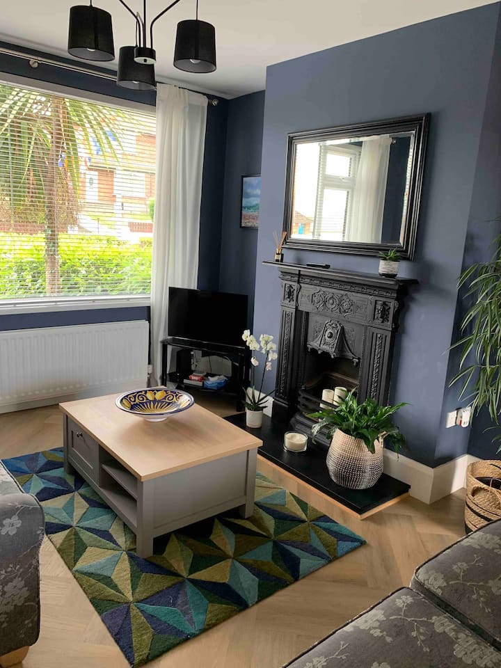 Beautiful Modern 3 Bed Living Room Garden Space - Belfast