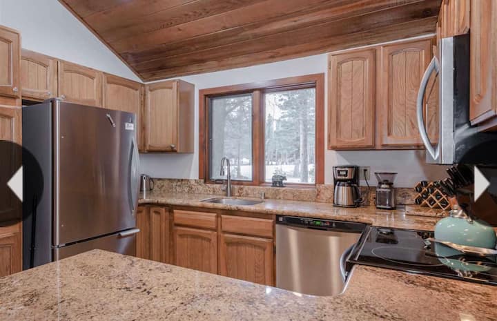 Cozy, Clean & Conveniently Located Townhome - Mammoth Lakes, CA