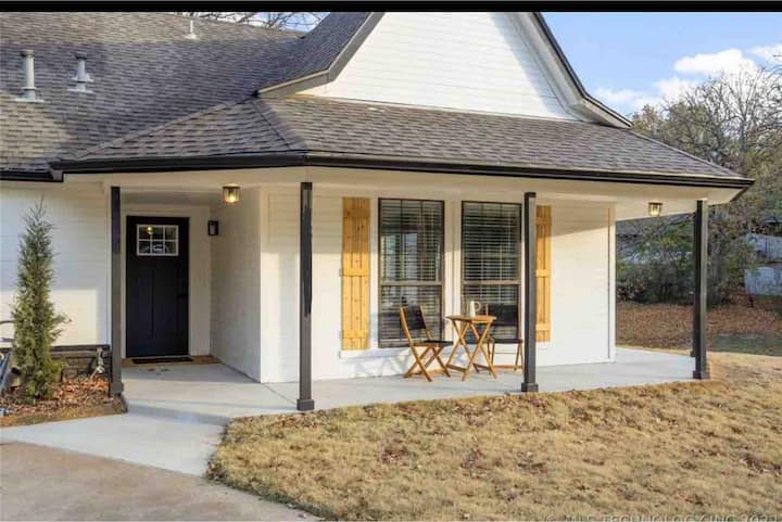 Cozy Room In Mountain Manor - Tulsa, OK