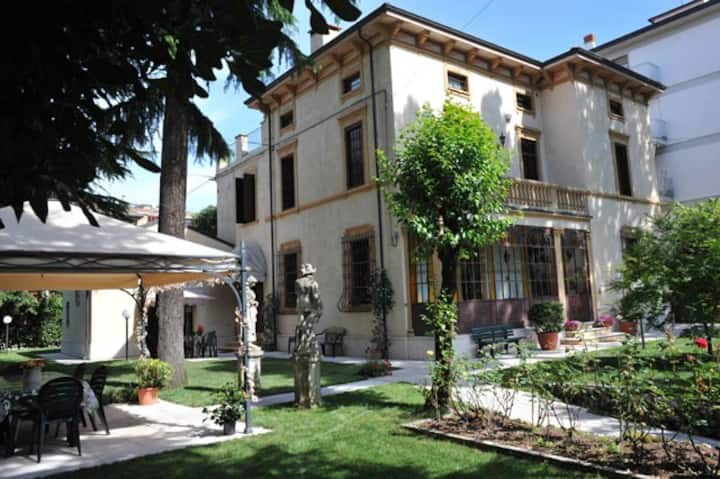 Villa Con Parcheggio Privato Vicino Al Centro - Vérone