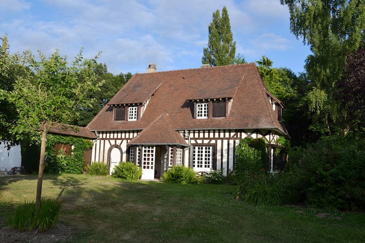 Jolie Maison Normande Avec Tennis - France
