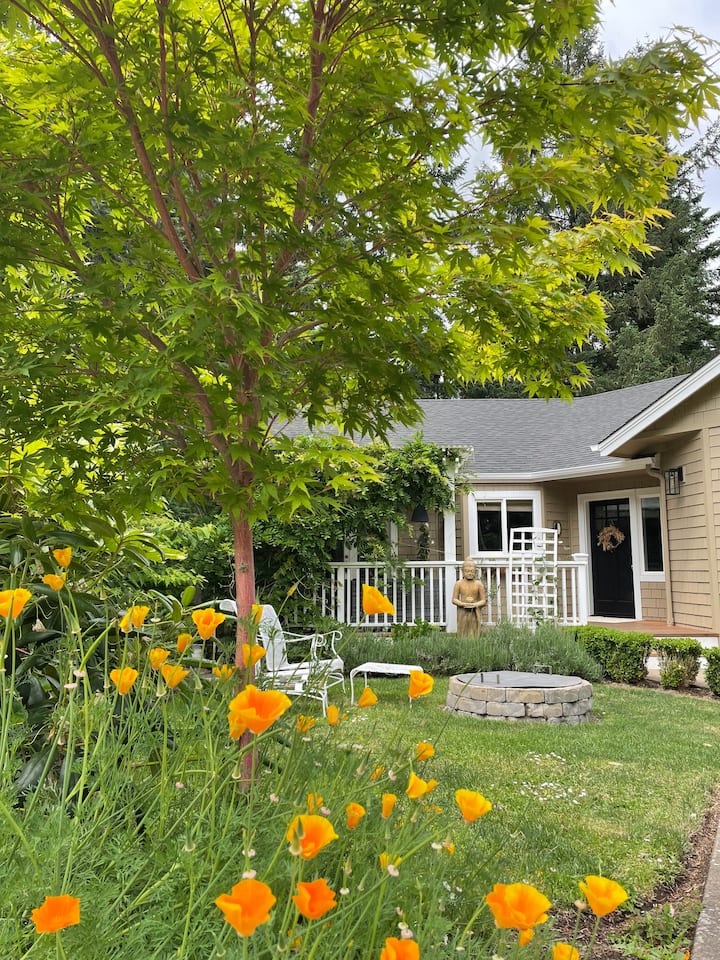 Exclusive + Private South Eugene Oasis - Eugene, OR