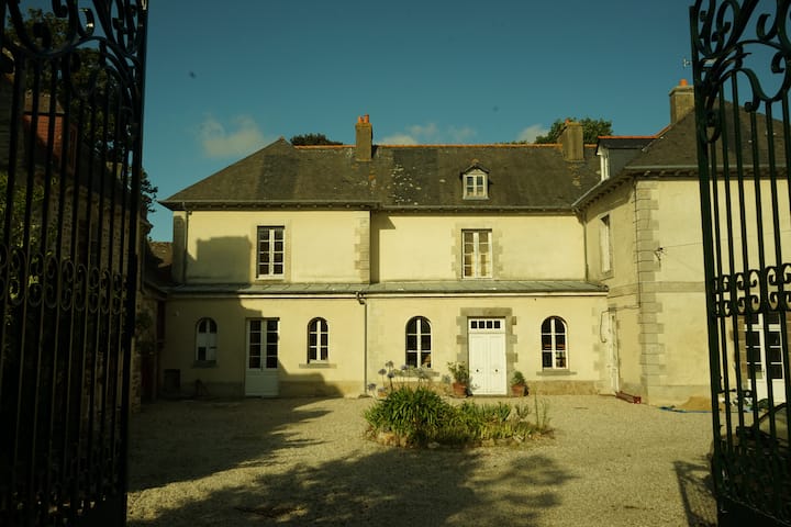 Logement Dans Une Belle Demeure De Saint-malo - ibis Styles Saint Malo Port