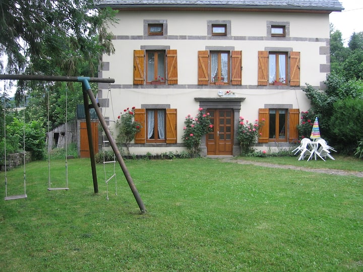 Maison Dans Petit Hameau - Besse en Chandesse