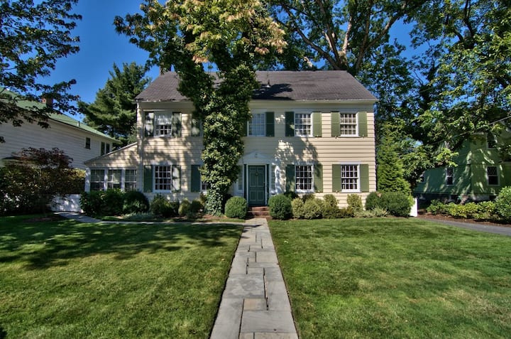 Beautifully Furnished Colonial Home - Scranton, PA