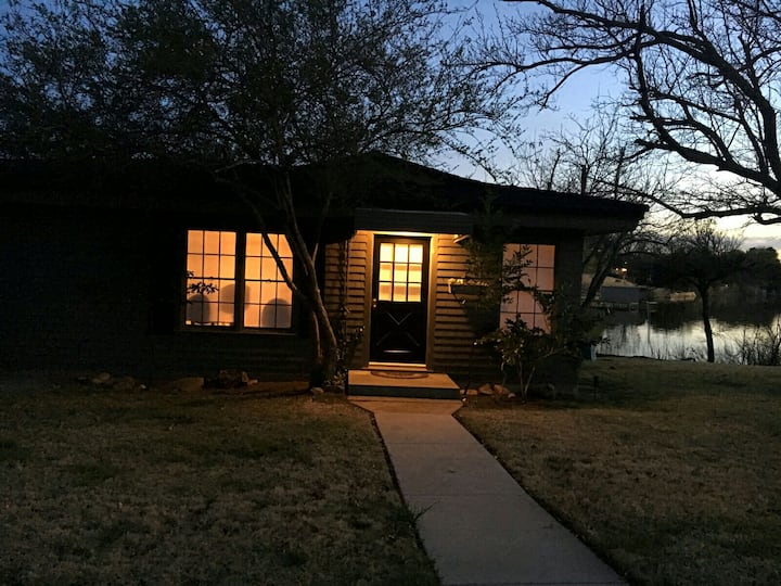 Lil' Art And Lake Haus--aka Flowers Cottage - Impact, TX