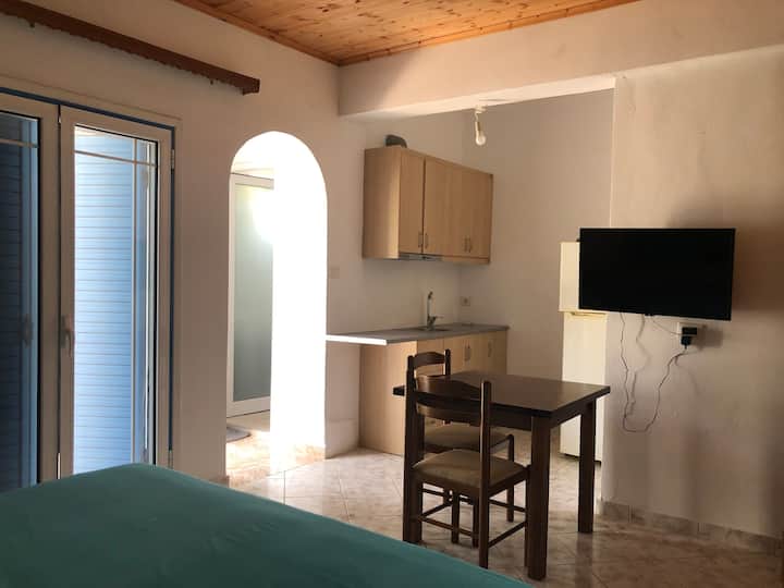 Studio Apartment 2 Minutes Away From The Sea! - Ksamil