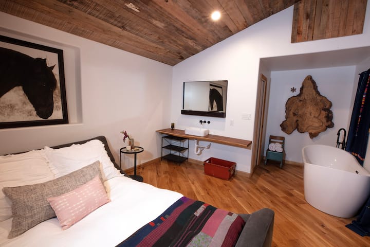 Suite Iii @ Oakbones Round Top - Round Top, TX