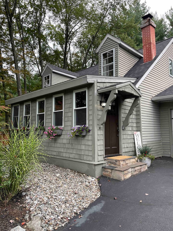 Cozy Cottage Between Saratoga & Glens Falls - Moreau Lake State Park, Gansevoort