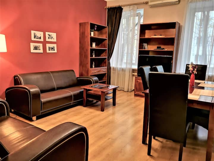 Roomy 3-be In Center, Lively Street, With A/c - Kiev