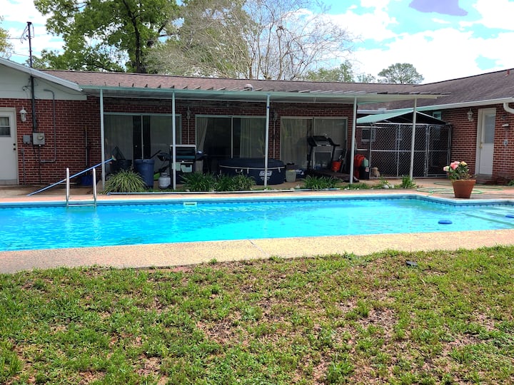 Cozy House Huge Pool, Jacuzzi, Grill, Private Land - Ocala, FL