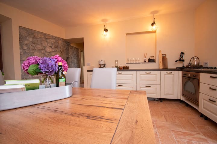 La Ca Del Tuscan, Farmstead With Garden (Apt. 2) - Mandello del Lario