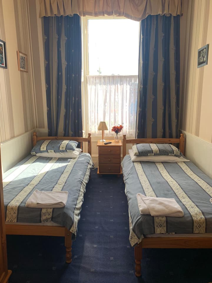 Room 8, Twin Single Beds, Kinnaird Hotel - Edinburgh