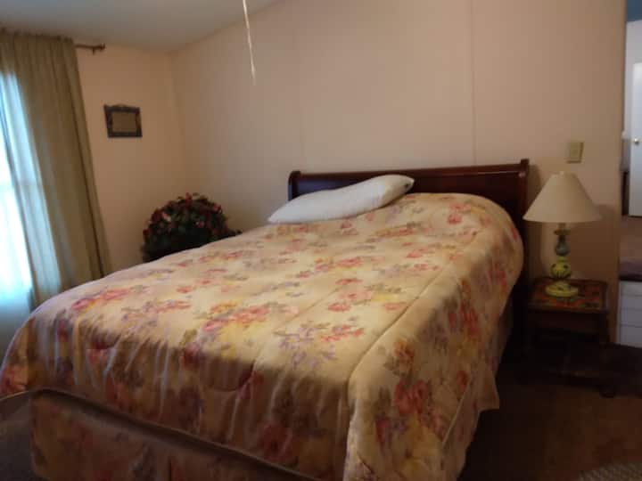 2 Large Bedrooms Fully Furnished Guest Bathroom. - Silver City, NM