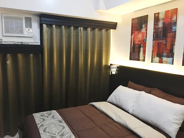 New Cozy Hotel Type Staycation W/ View & Netflix!! - Amadeo