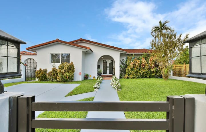 Coral Gables Big Vacation Home!! - Miami, FL