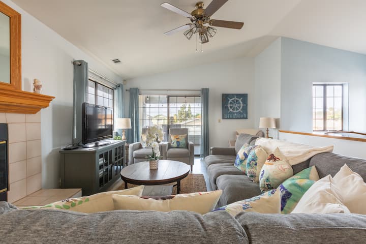 Walk To The Beach! Balcony, Fire Pit, And Hot Tub - Grover Beach, CA
