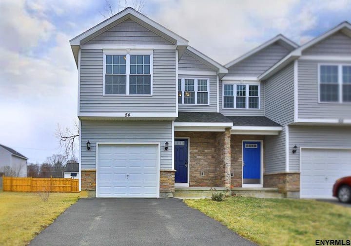 Home Away From Home! Entire Townhouse. Large Yard. - Troy, NY