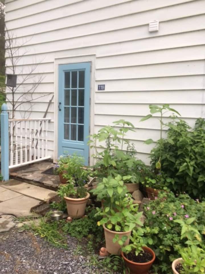 Hudson River Farmhouse Bedroom With Private Bath - Catskill, NY