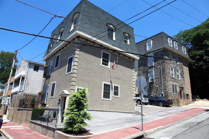 Ideal Location. Single Family Home With Parking! - Philadelphia, PA