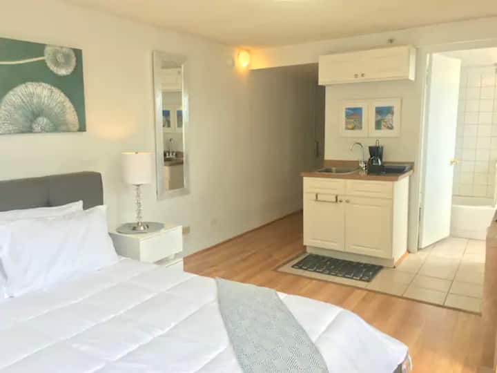 Waikiki Corner Unit W/ Tropical Views - Honolulu