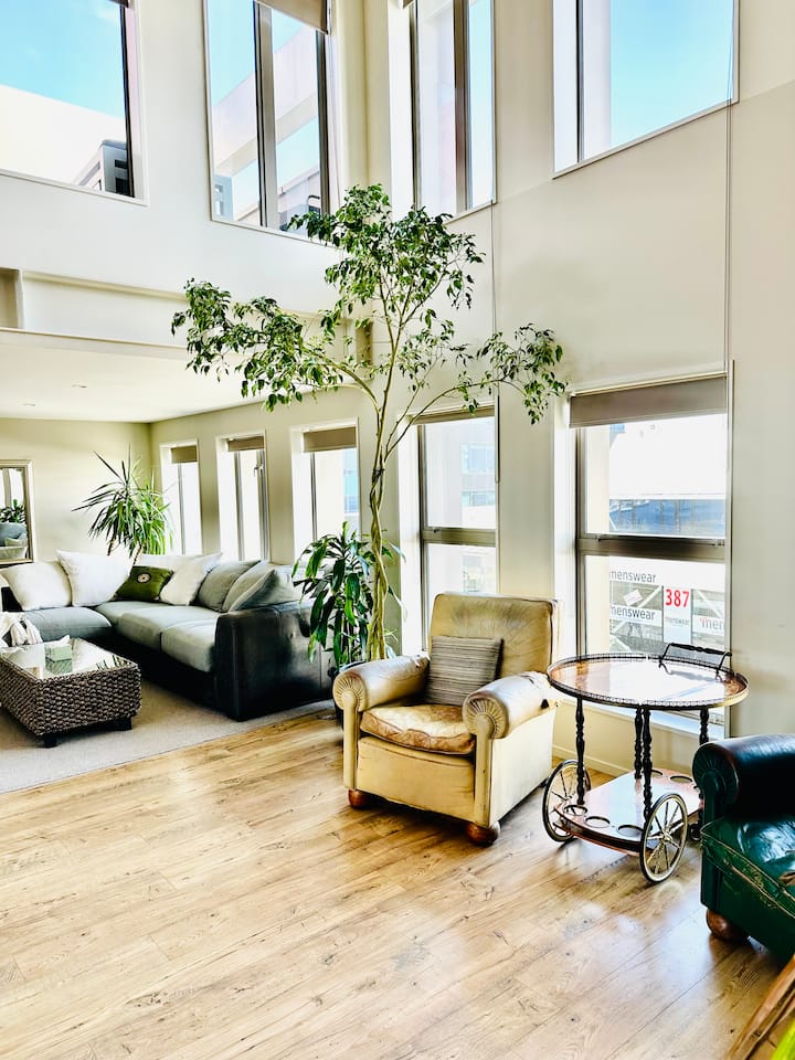Stylish Art Loft With Spa & Soaring Ceilings - Christchurch