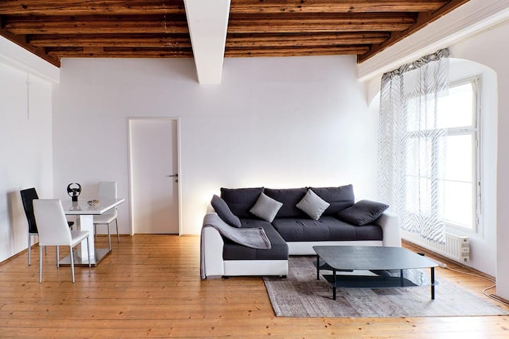 Spacious City Centre Apartment With Danube View - Linz