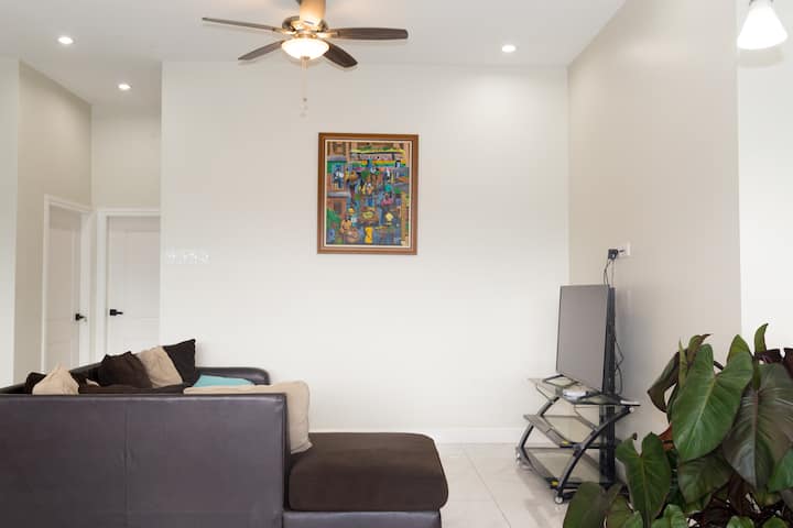 Hololo Haven: Beautiful-modern-spacious Rooms - Port of Spain