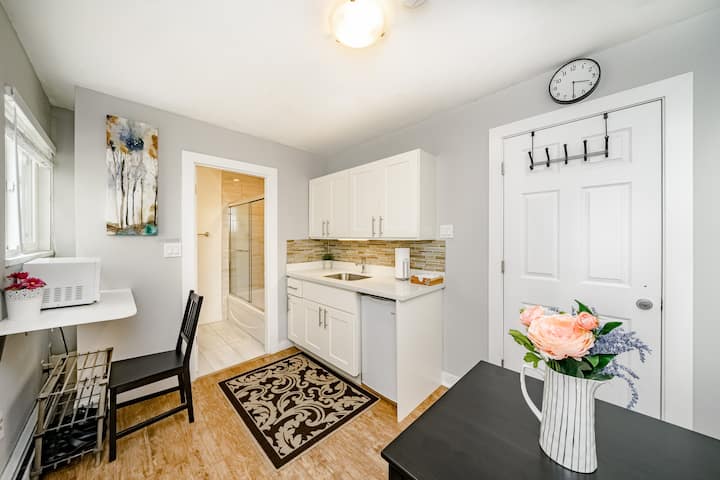 Beautiful And Cozy Studio - Burnaby