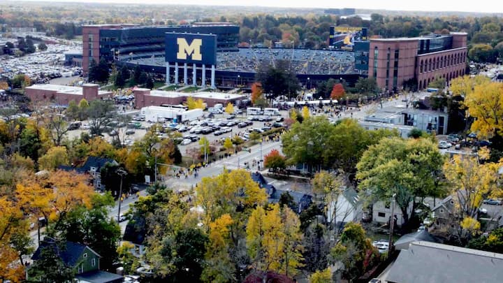 Walk To Big House & Downtown, & Uofm Campus - Ann Arbor State Street Art Fair