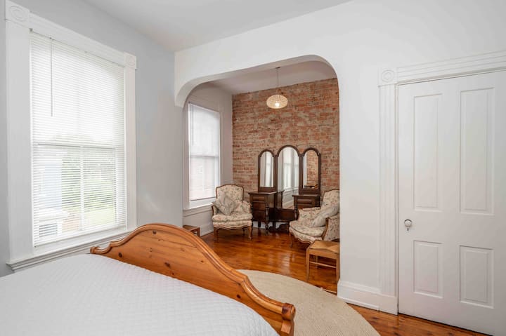 Covington Corner Haus A• 5 Beds & Big Comfy Couch - Covington, KY
