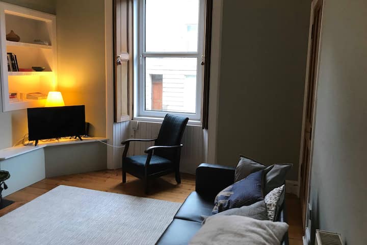 Property On Beautiful Street Away From Tourists - Edinburgh