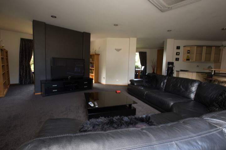 Large Holiday Home On Waterbridge - South Island
