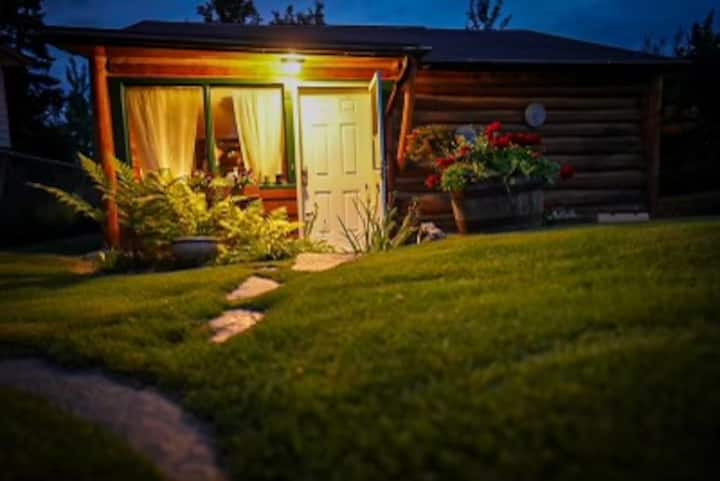 Rustic Urban Cabin - Anchorage, AK