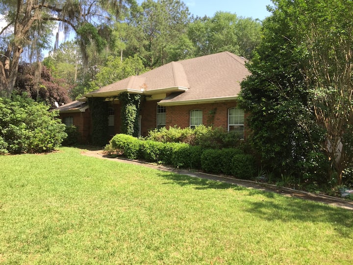 Upscale, Private, Full-service Tallahassee Home - Lake Iamonia, FL
