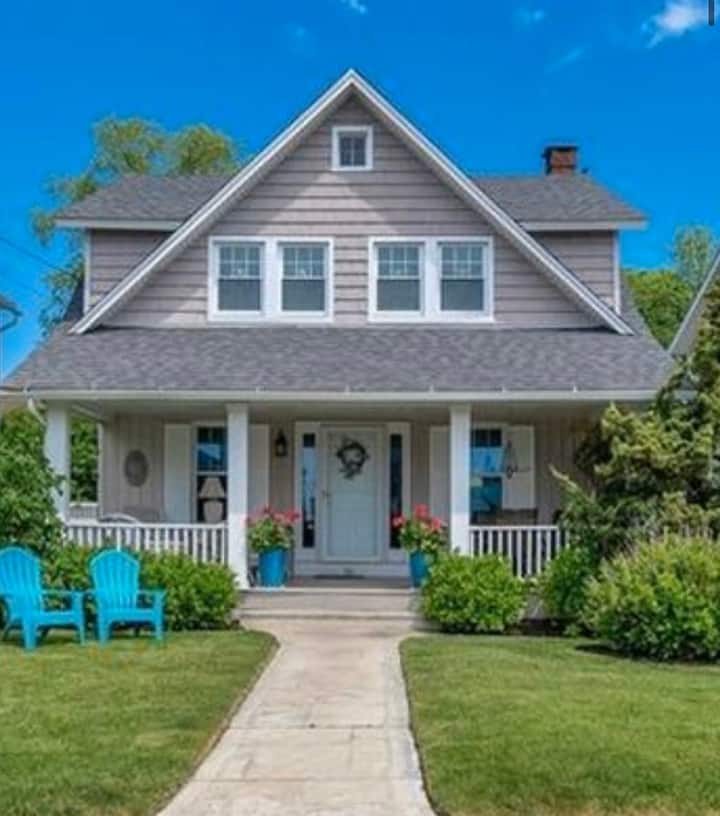 *Cozy Home Right On Cosey Beach * - New Haven, CT