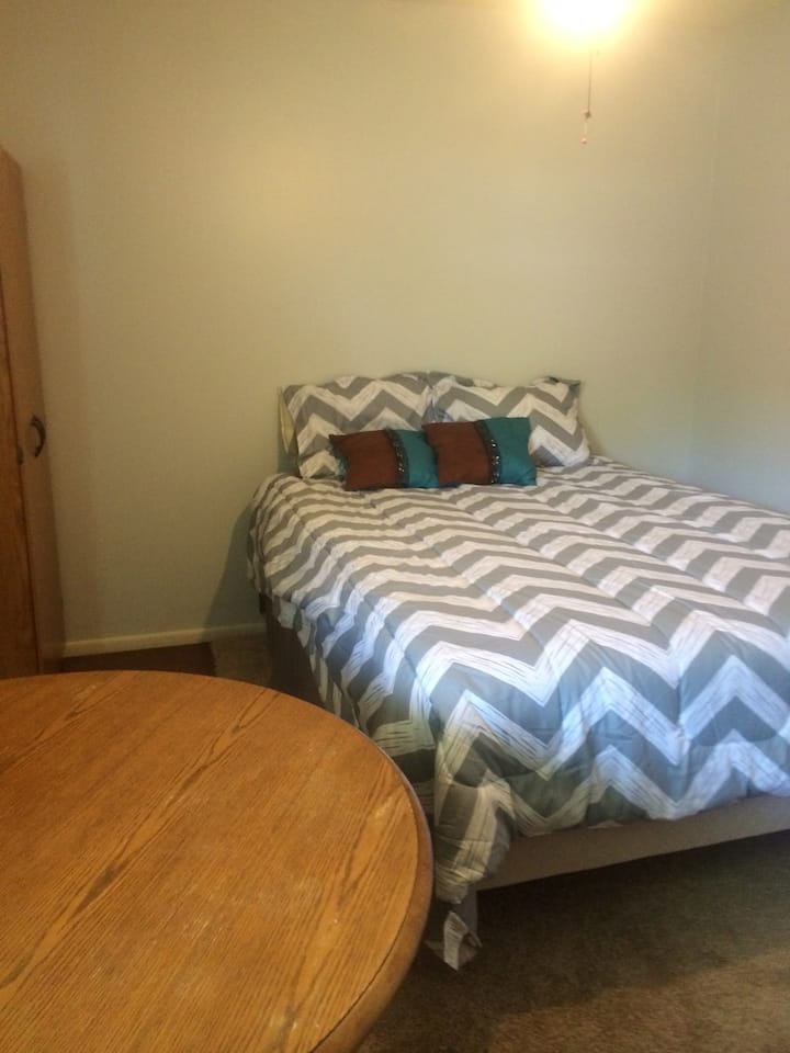 West Side/great For Med Students - Chatham, IL