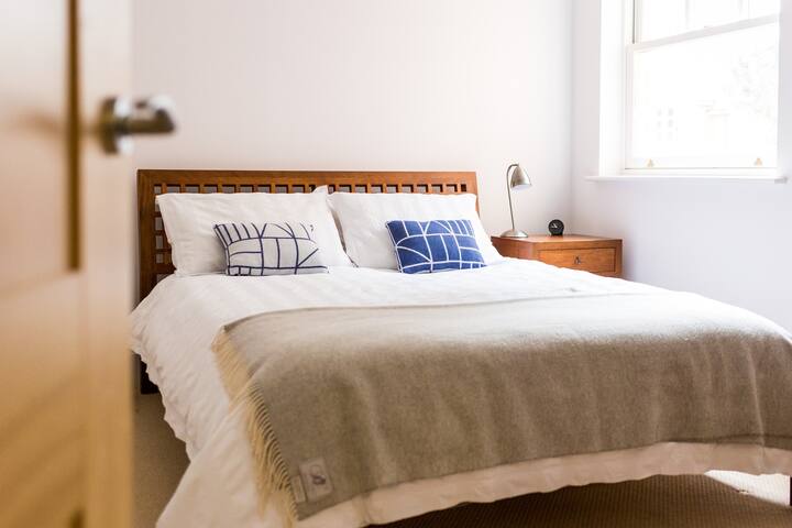 Clean & Minimal Apartment With Study & Parking - England