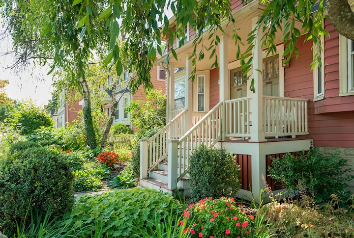 Sunny Huron Village Apt. W/ Terrace - Cambridge, MA