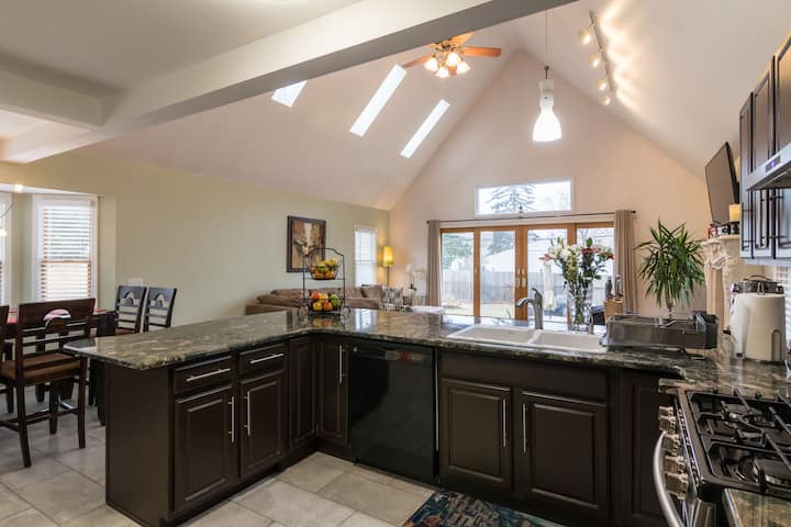 Royal Oak Gem 5 Beds/3 Baths - Warren, MI