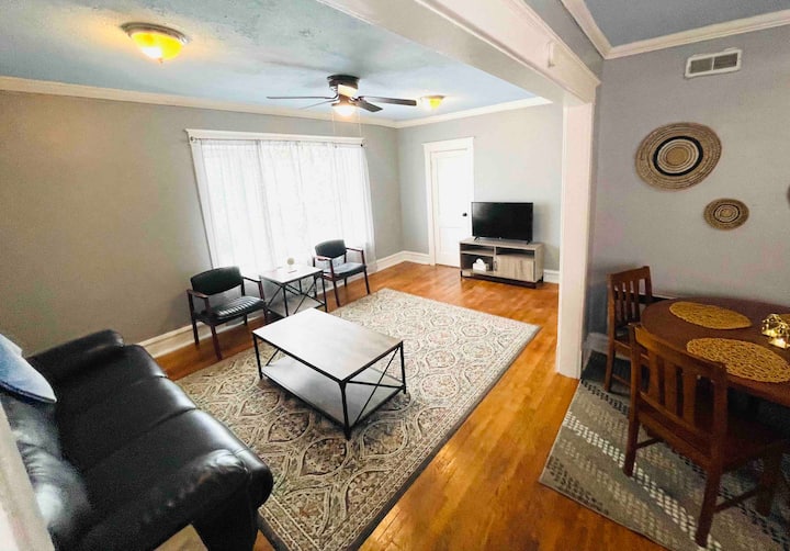 Updated 2br Flat W/ Office | Walk To Garden + Food - University City, MO